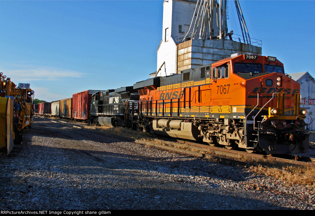 BNSF 7067 Heads Sb down the main!!